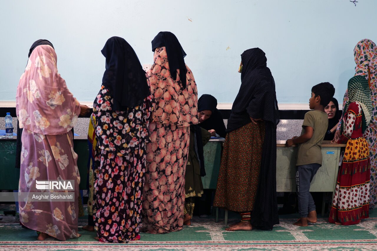 مشارکت بانوی ۱۲۱ ساله قشمی در دور دوم انتخابات - تابناک | TABNAK